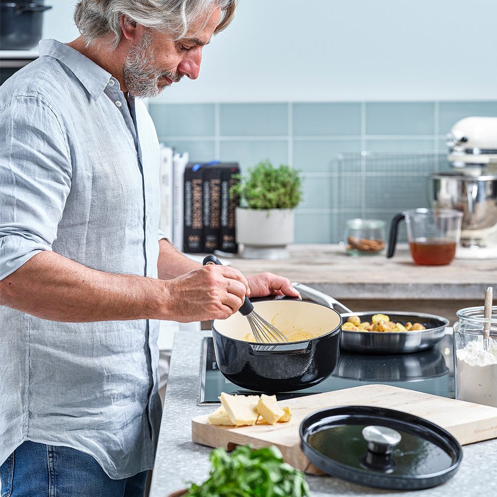 Cocotte ronde en fonte émaillée 22cm 3.3L | KitchenAid FR