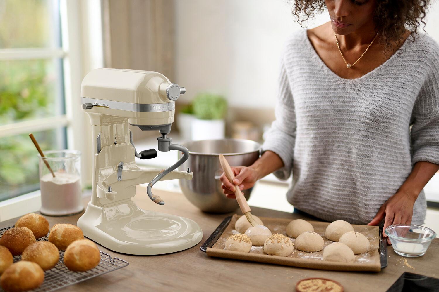 KØKKENMASKINE MED LØFTEARM 5,6L – ARTISAN - Creme | KitchenAid DK
